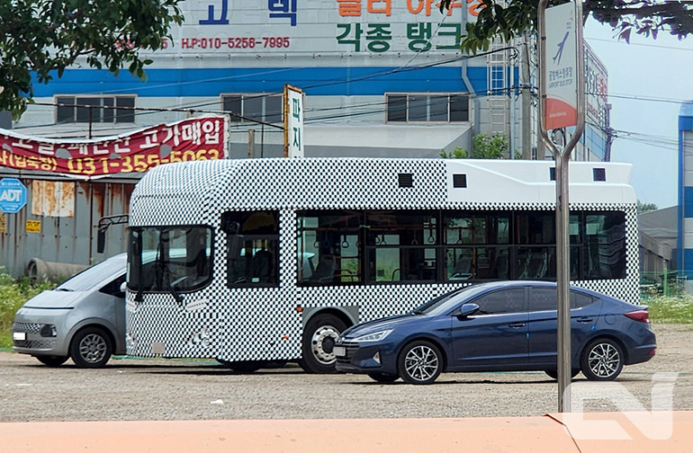 KGM커머셜 ‘9m급 중형 전기버스’ 위장 테스트카 포착