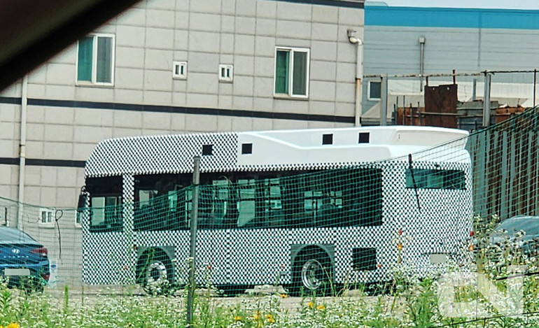 KGM커머셜 ‘9m급 중형 전기버스’ 위장 테스트카 포착